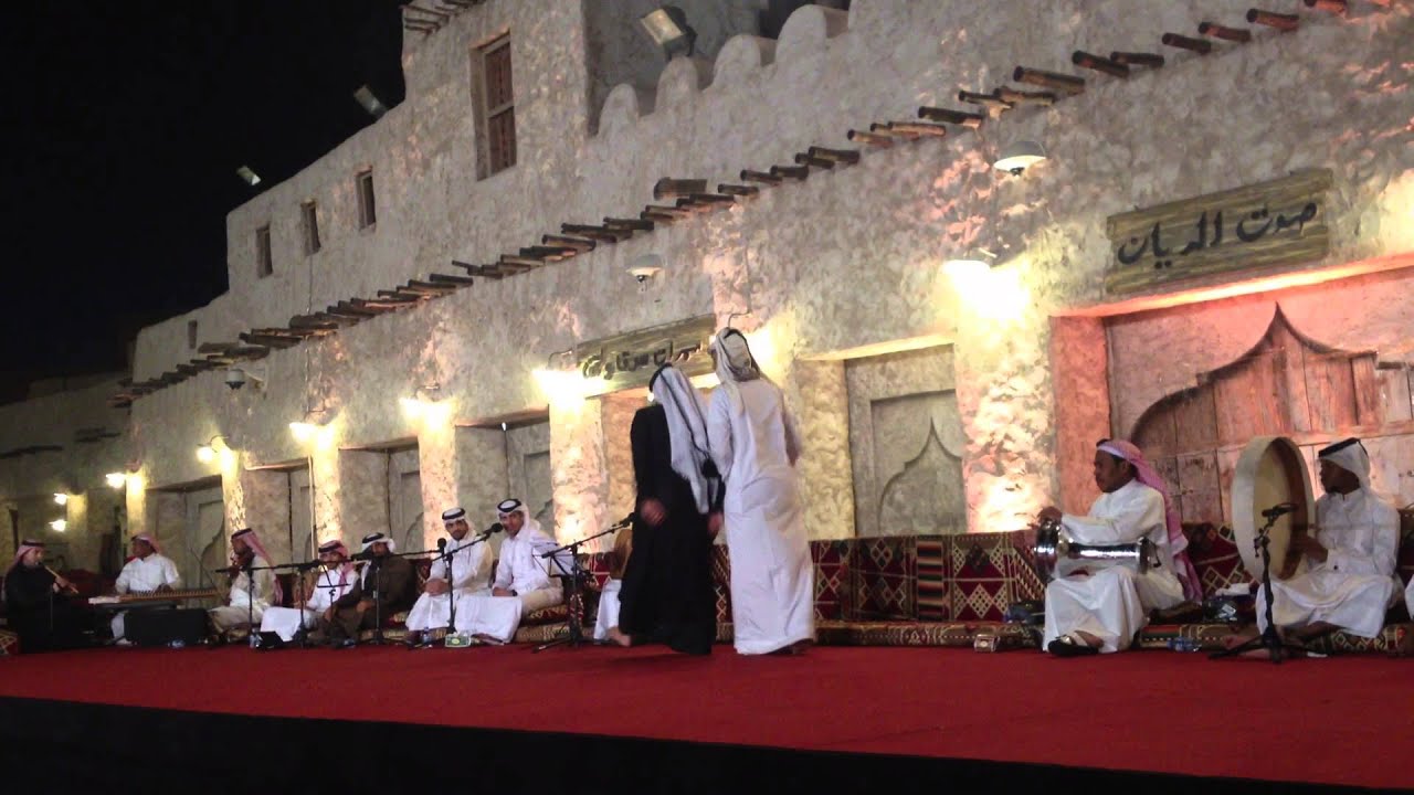Yemeni dancing in Souq Waqif, Doha - YouTube
