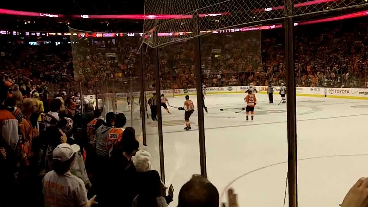 Flyers Fans Cheer Danny Briere Hockey Fight - YouTube