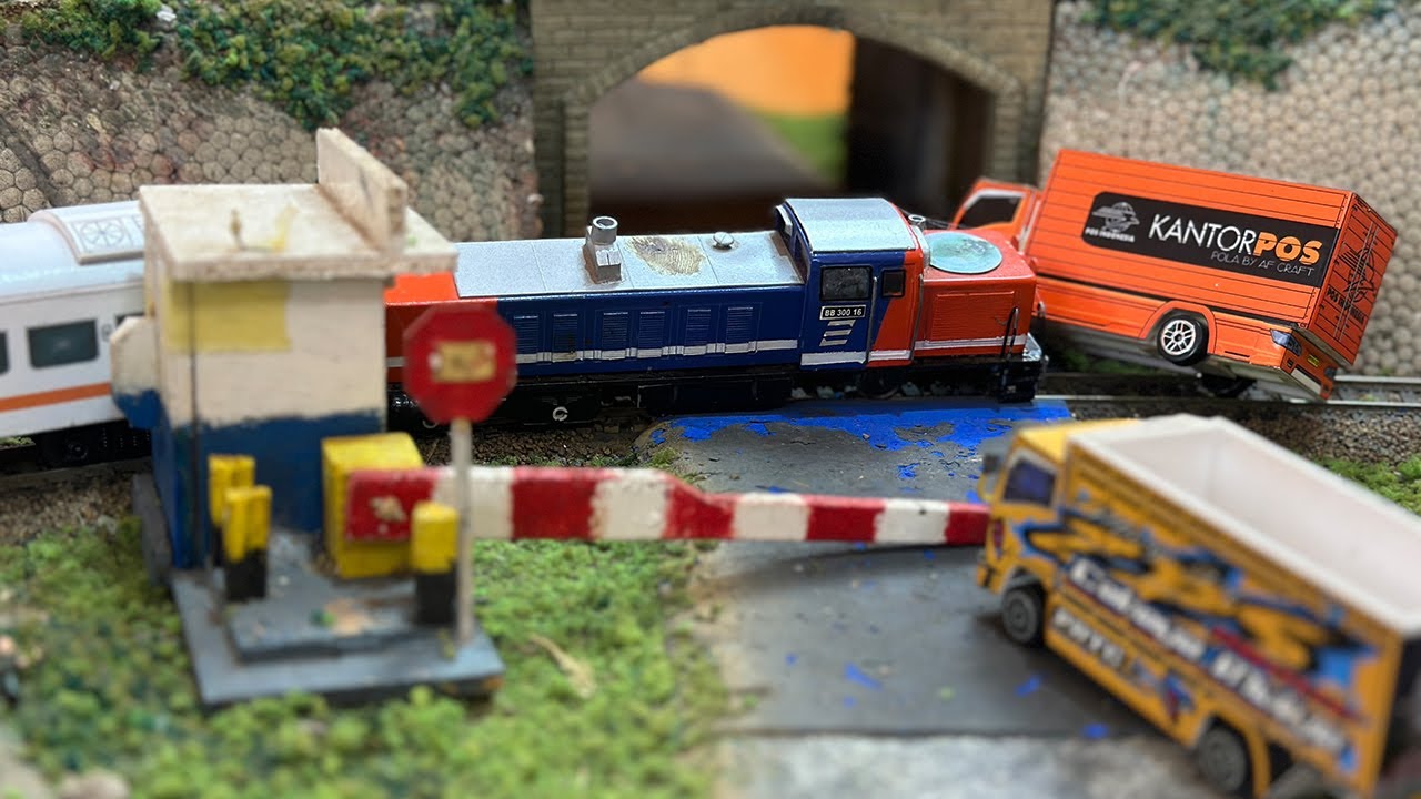 Kereta Api BB300 Jadul Anjlok ke Jalan Raya Menabrak Mobil Box di ...