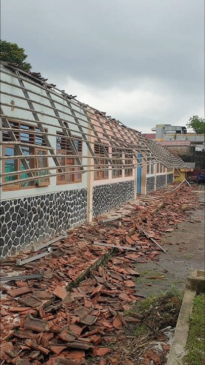 Gedung SD Panyingkiran Roboh Diterjang Hujan Deras - YouTube