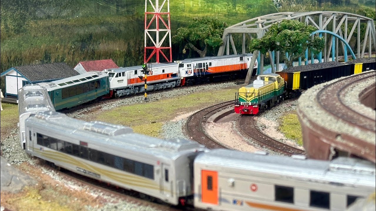 Kereta api Double traksi CC06 & CC203 Gerbong KAI super panjang disalip ...