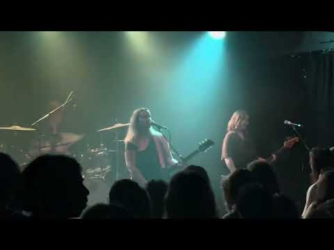 Moaning Lisa live “Carrie….” - YouTube