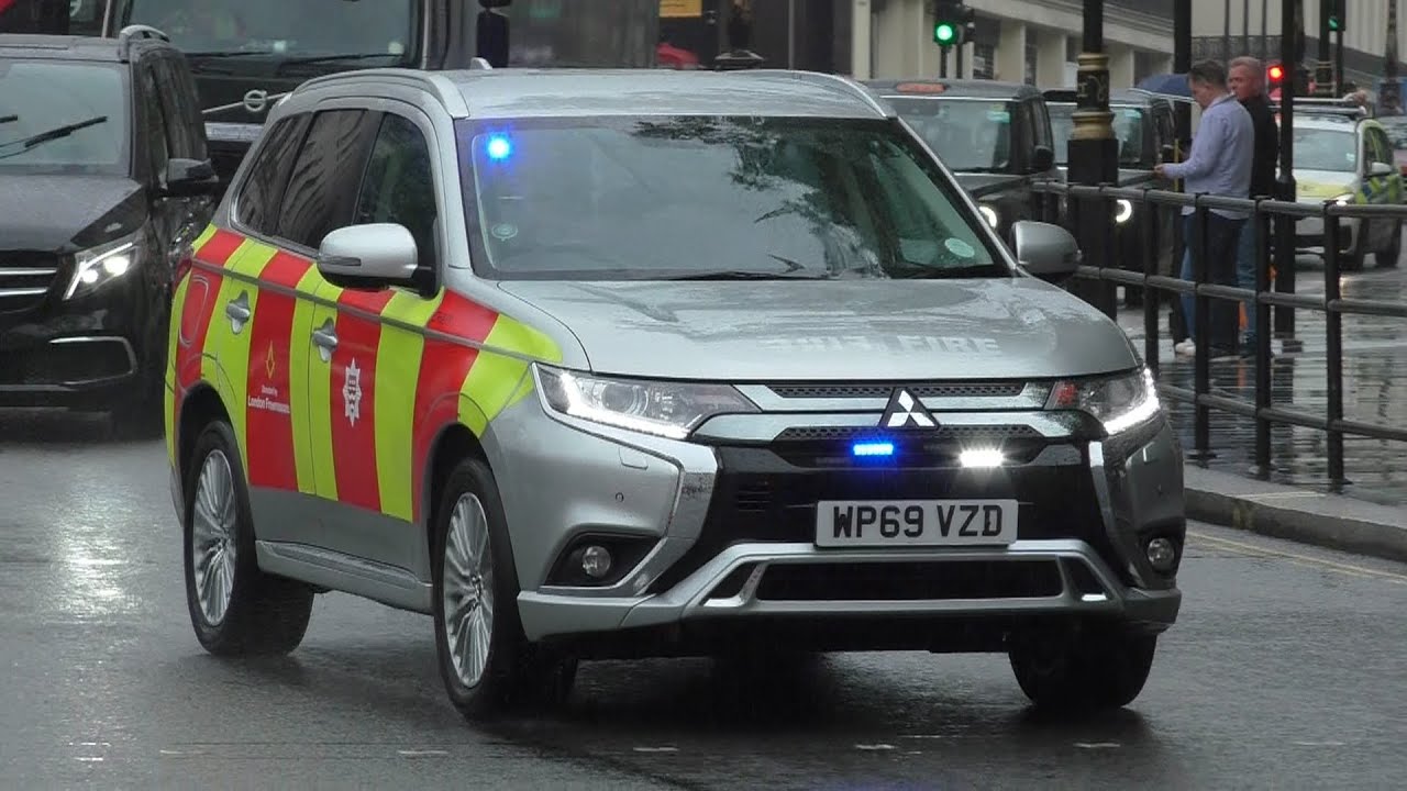(Water Rescue in the Thames) London Fire Brigade Responding to a water ...