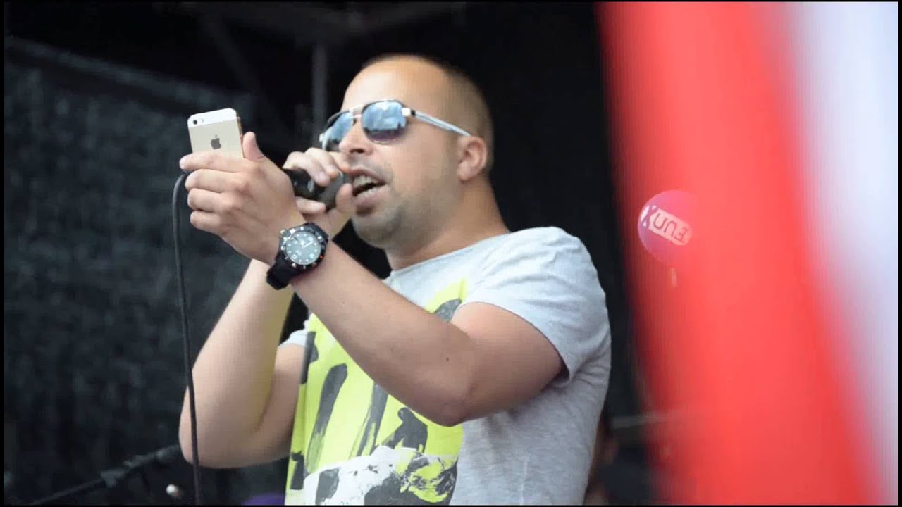 Rapper Appa spreekt menigte toe tijdens demonstratie vrede voor Gaza ...