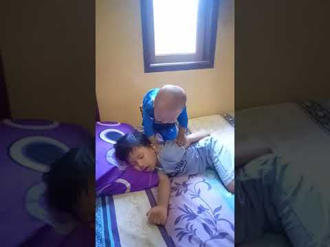 kelakuan anak2..adik bangunin paksa kaka nya yang sedang nyeyak tidur