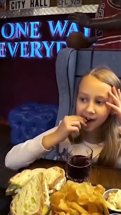 Мама не может забрать дочь из за работы #shorts #малая #мама #девочка # ...