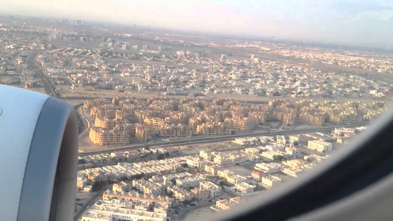 Emirates plane landing at Dubai Airport - YouTube