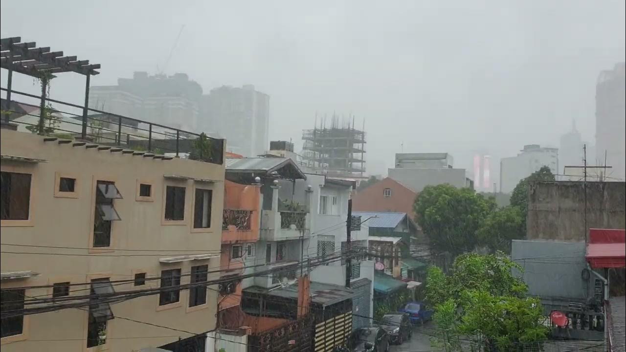 Update sa Typhoon bagyong Paeng ang lakas ng hangin at ulan huhu...#metromanilaphilippines - YouTube