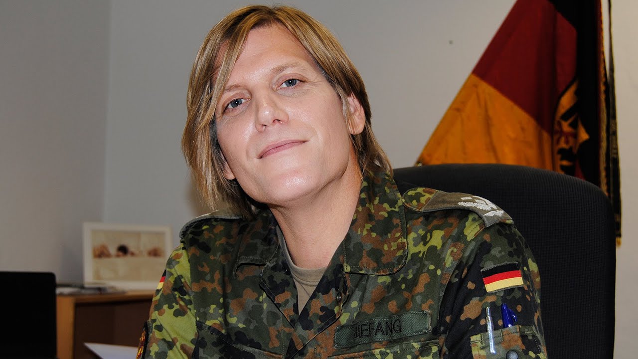Anastasia Biefang - Als trans Frau in der Bundeswehr - YouTube