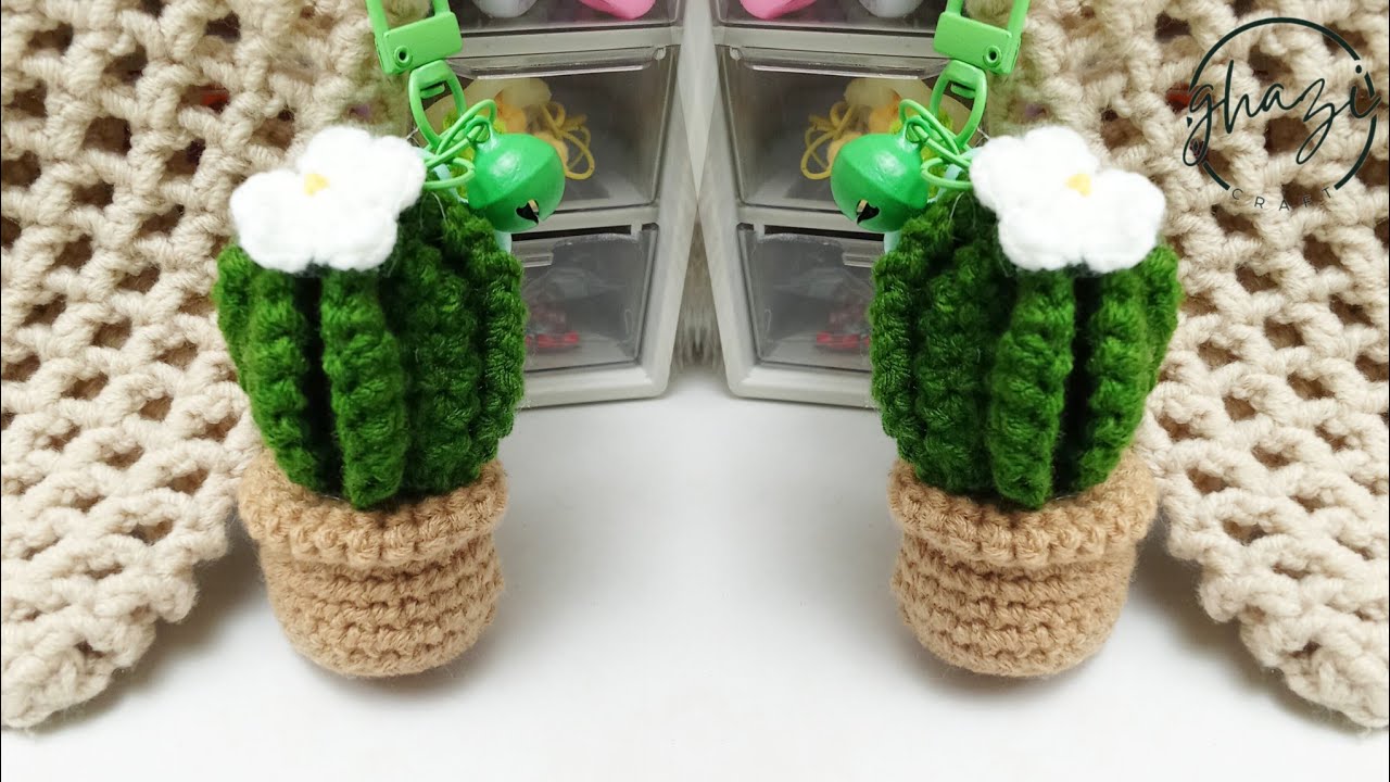Crochet Cactus Keychain / Mini Cactus Amigurumi - YouTube
