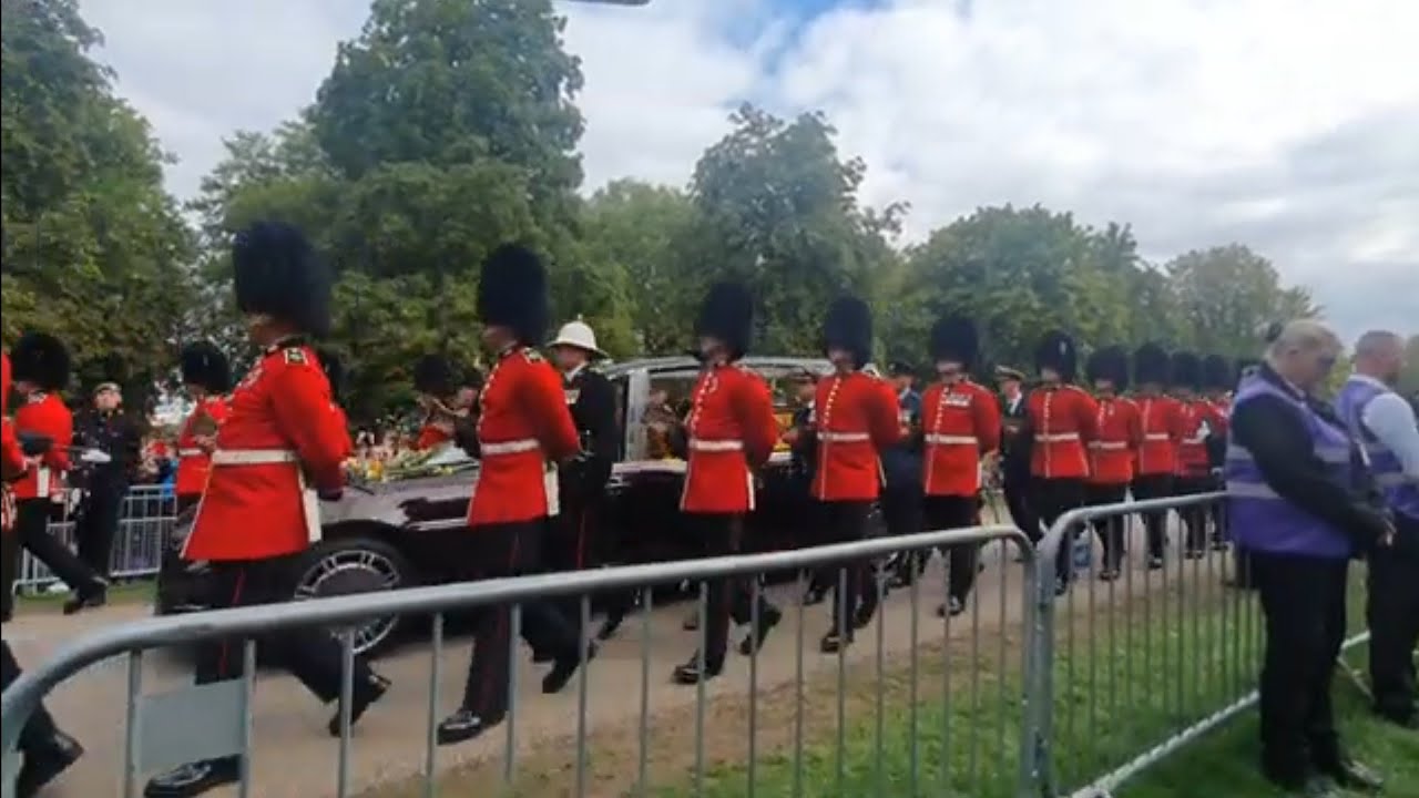 The Queen's last cortege procession - YouTube