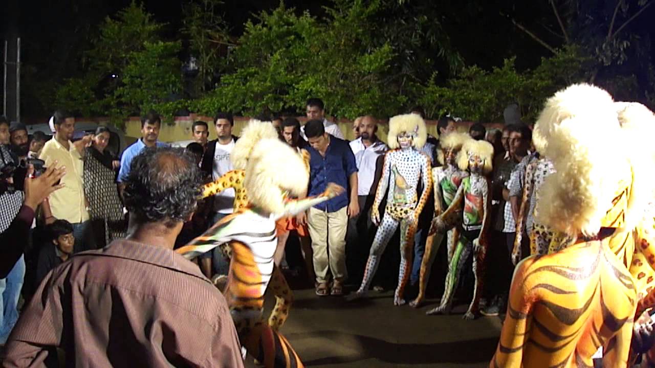 Mangalore Dasara Hulivesha (Tiger dance) 2013 - YouTube