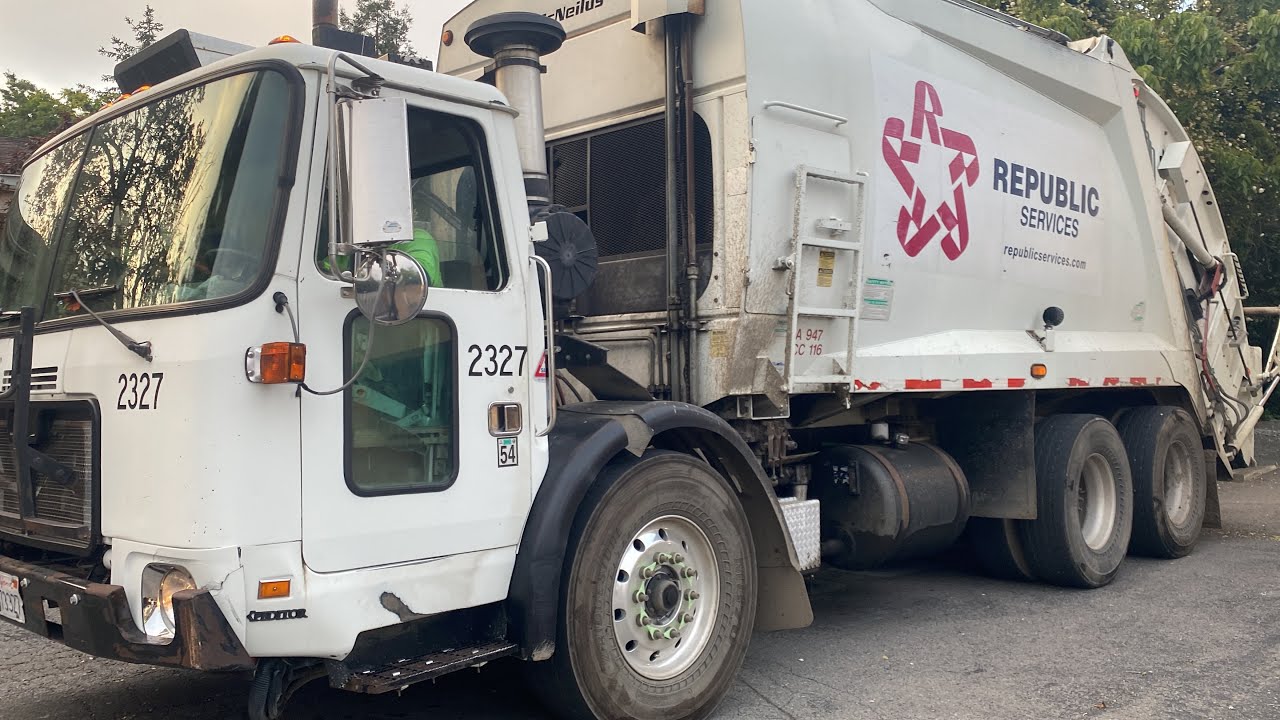 Late morning garbage trucks - YouTube