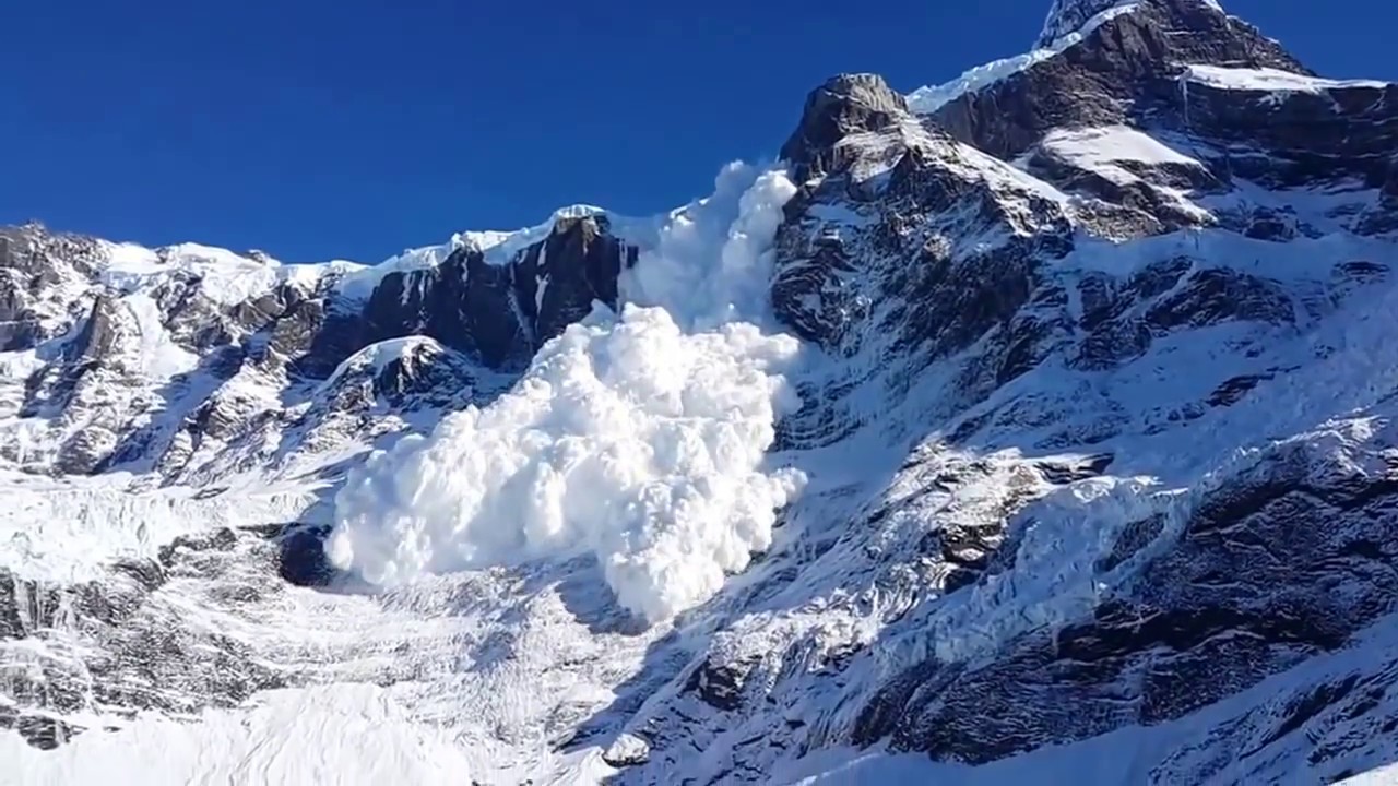 Ils ont failli se faire prendre dans une MEGA AVALANCHE ! - YouTube