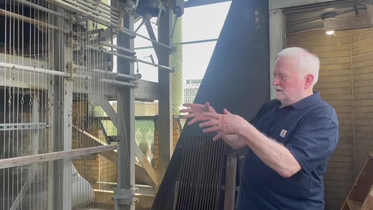 Hear Lyle Anderson play UW's carillon - YouTube