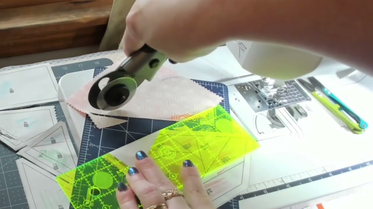Free Pattern of the FPP Dog House Sewing Block! #BOM - YouTube