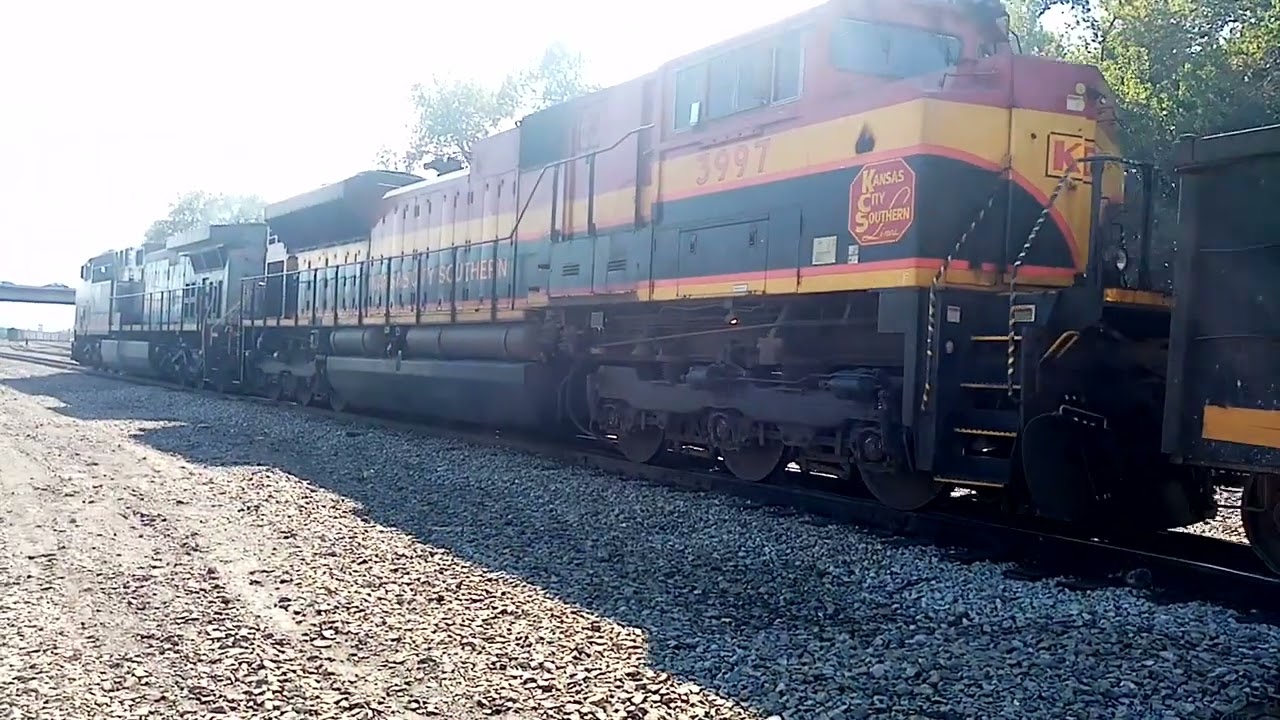 KCSM AC4400CW #4574 Y KCS SD70ACe #3997 Mercantil Nuevo Laredo ...