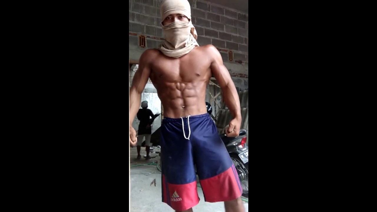Bodybuilder Shredded Muscle Flexing - YouTube