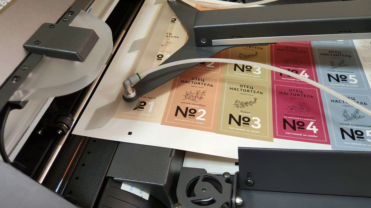 Режем наклейки на бутылки роботом Graphtec CE6000-40 PLUS F-MARK в типографии "Квадрат Малевича ...