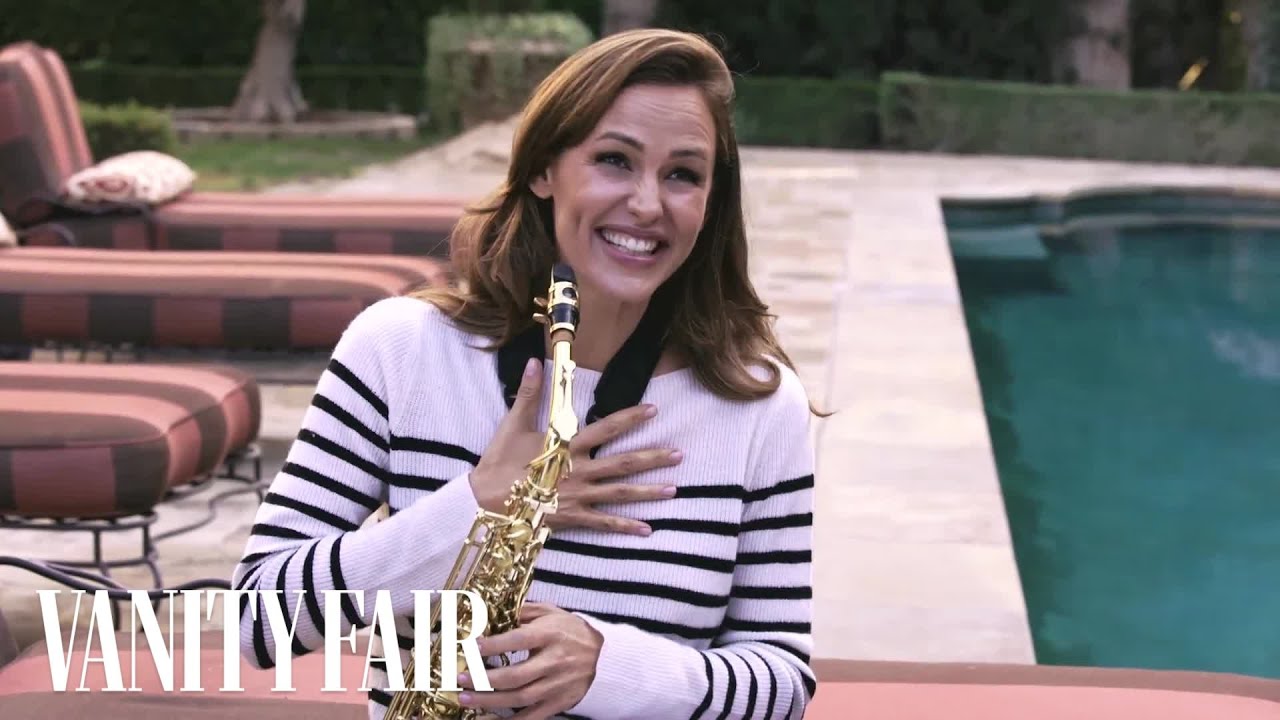 Jennifer Garner Shows Off Her Saxophone Skills - YouTube
