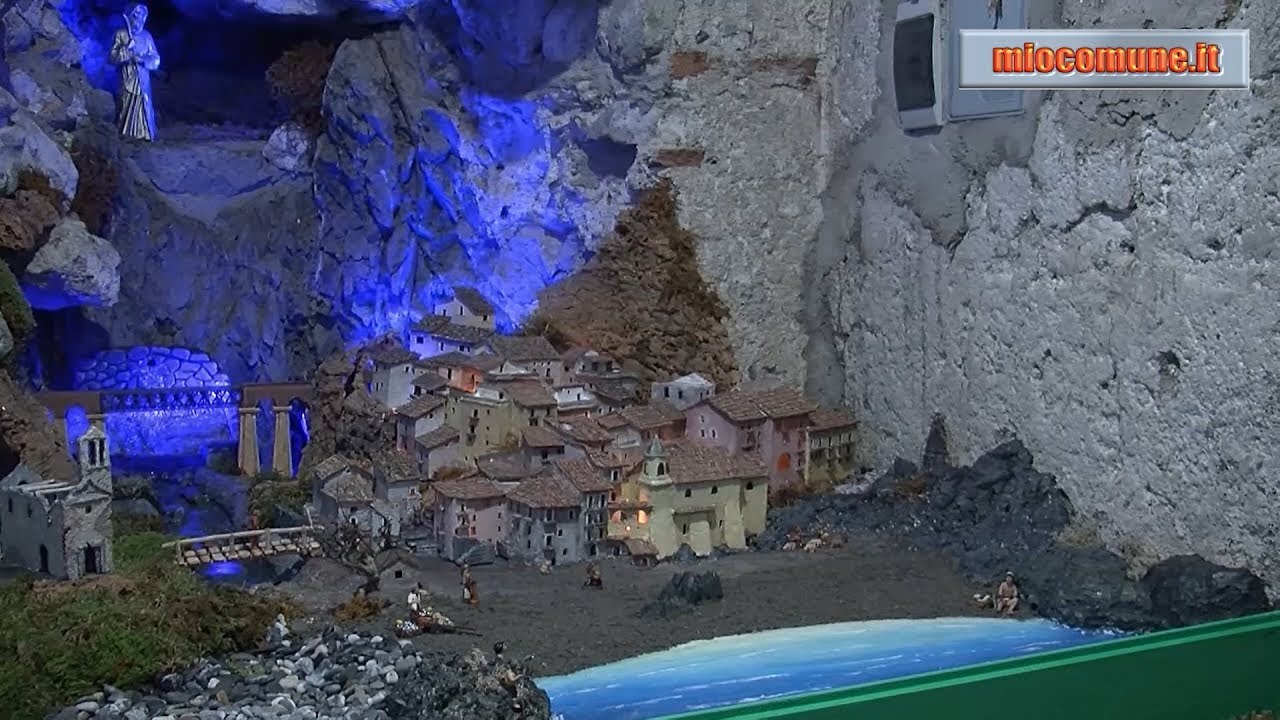 Il ricordo della vecchia Scalea nel Presepe storico - YouTube