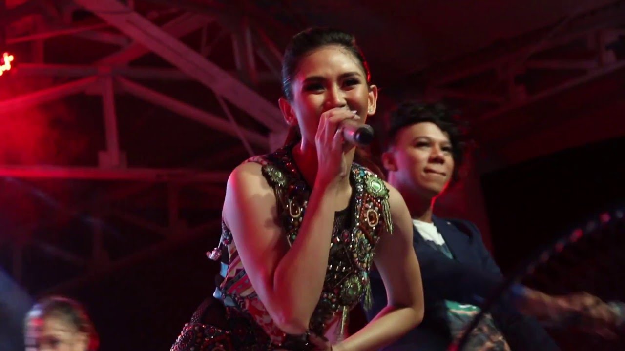 Sarah G dancing Work! - YouTube