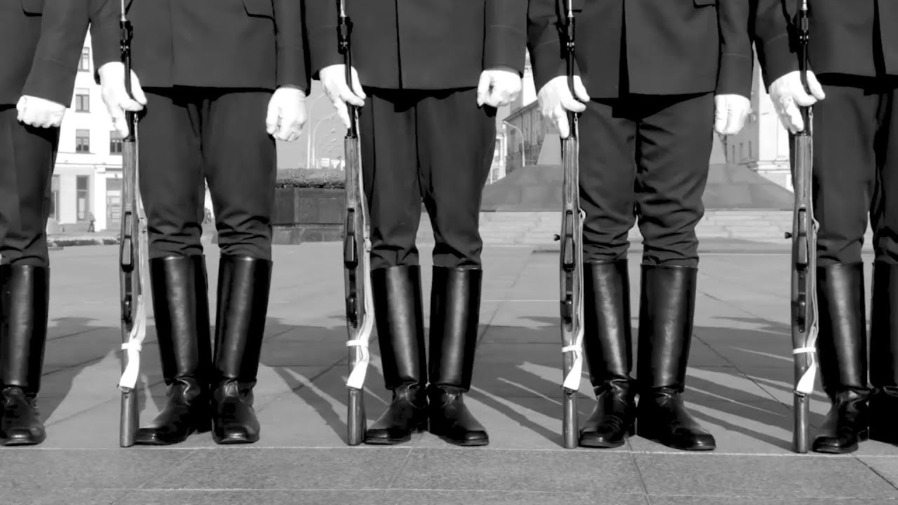 LE BRUIT DES BOTTES / THE SOUND OF BOOTS - YouTube