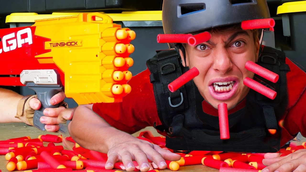 BATALHA DE NERF NO PARQUE INFLÁVEL! - YouTube