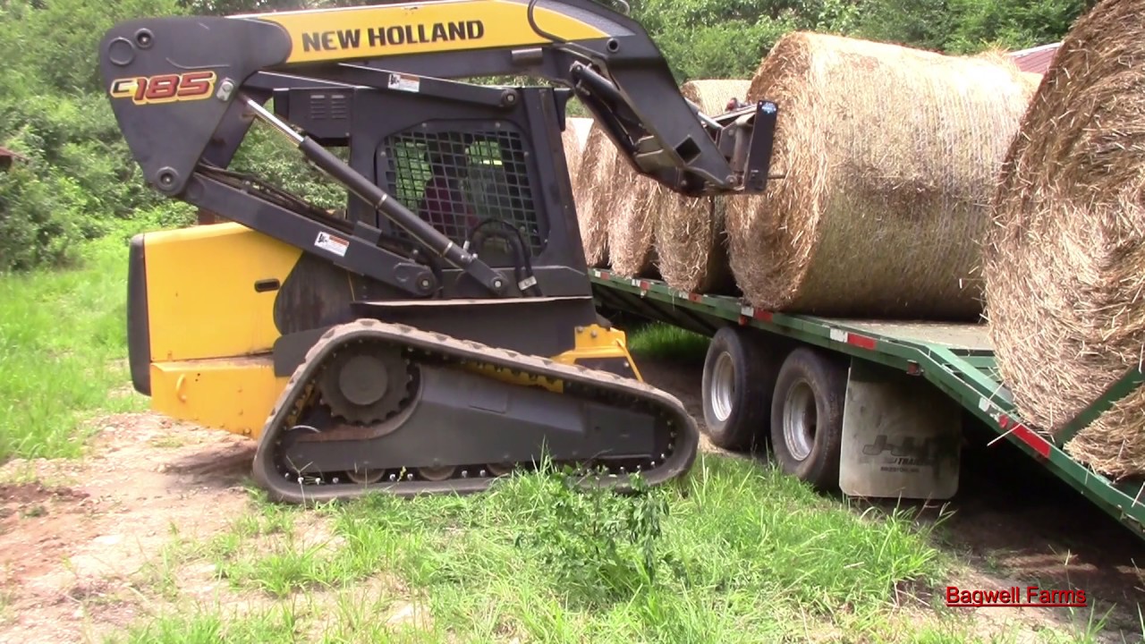 Unloading hay with the new holland - YouTube