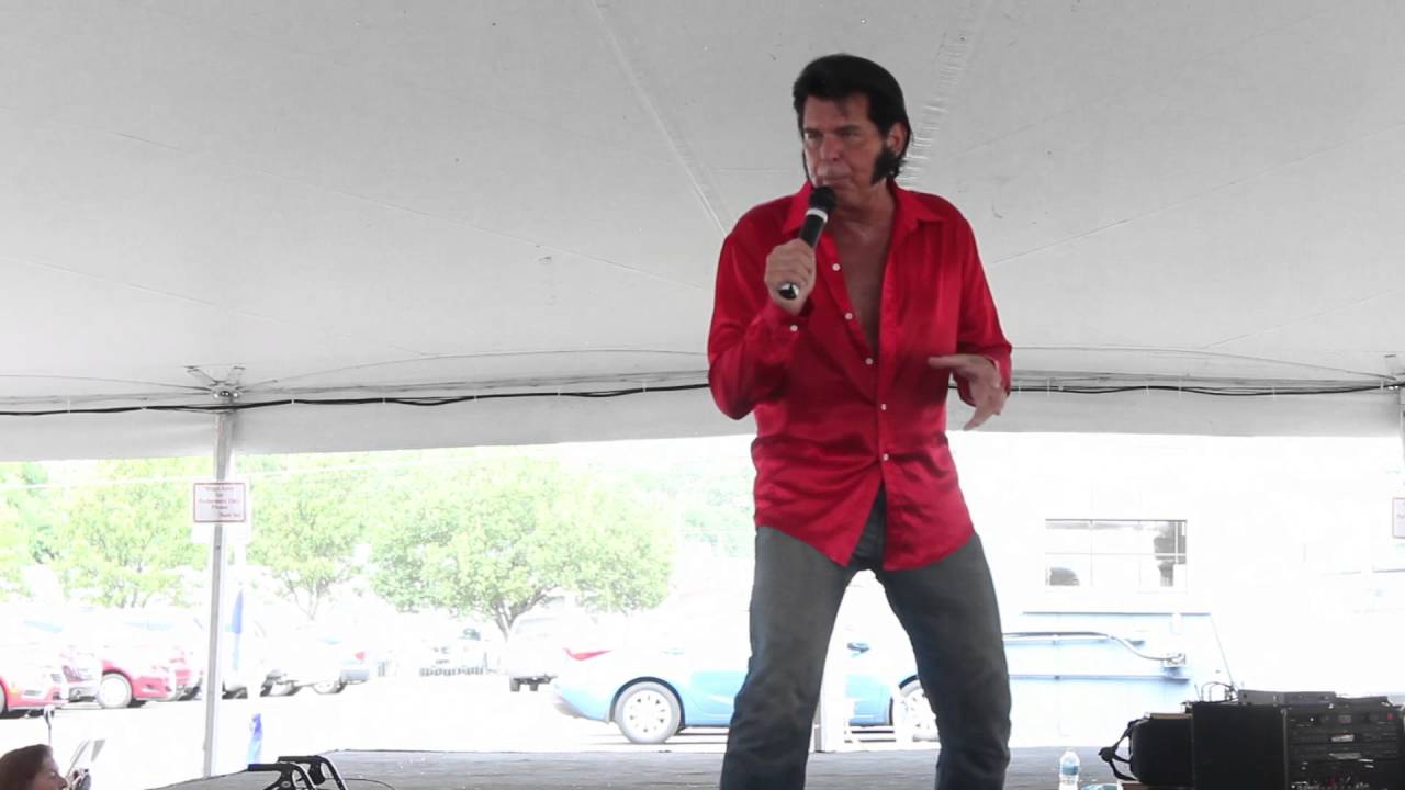 Richie Santa sings 'Trying to Get To You' Elvis Week 2016 - YouTube