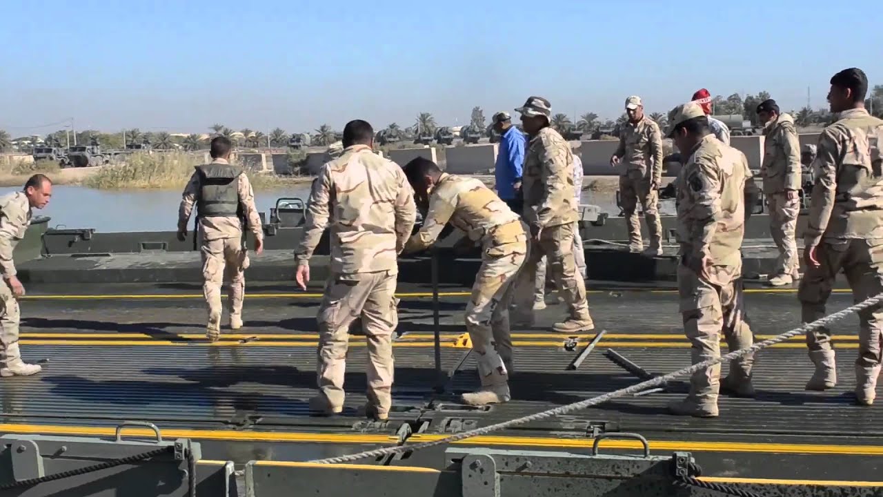 Iraqi Soldiers Train to Build Bridge Used in Ramadi Offensive - YouTube