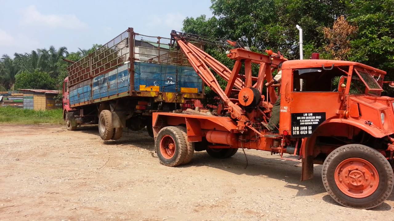 Ford CMP Canadian Truck Tow Back Mercedes Benz 1617 - YouTube