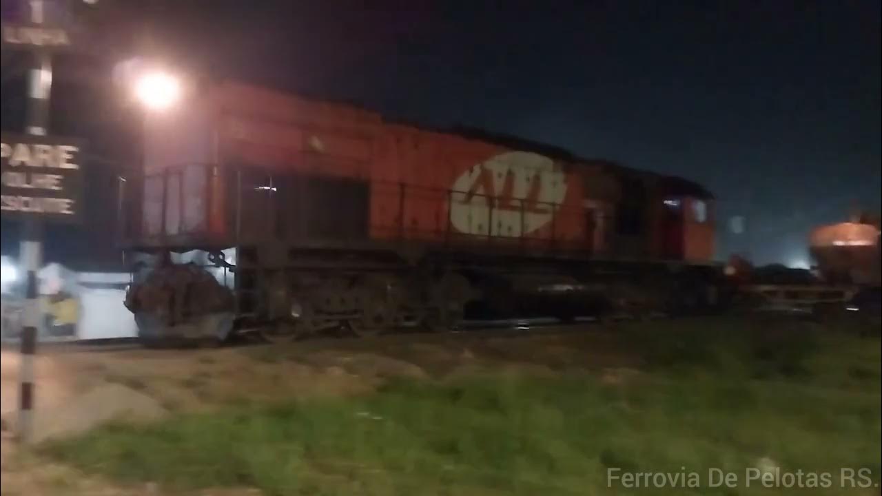 GT22 (4649) TREM SOS COM VAGOĒS GRANELEIROS ACIDENTADOS CHEGANDO POR PELOTAS A NOITE (NPT) - YouTube