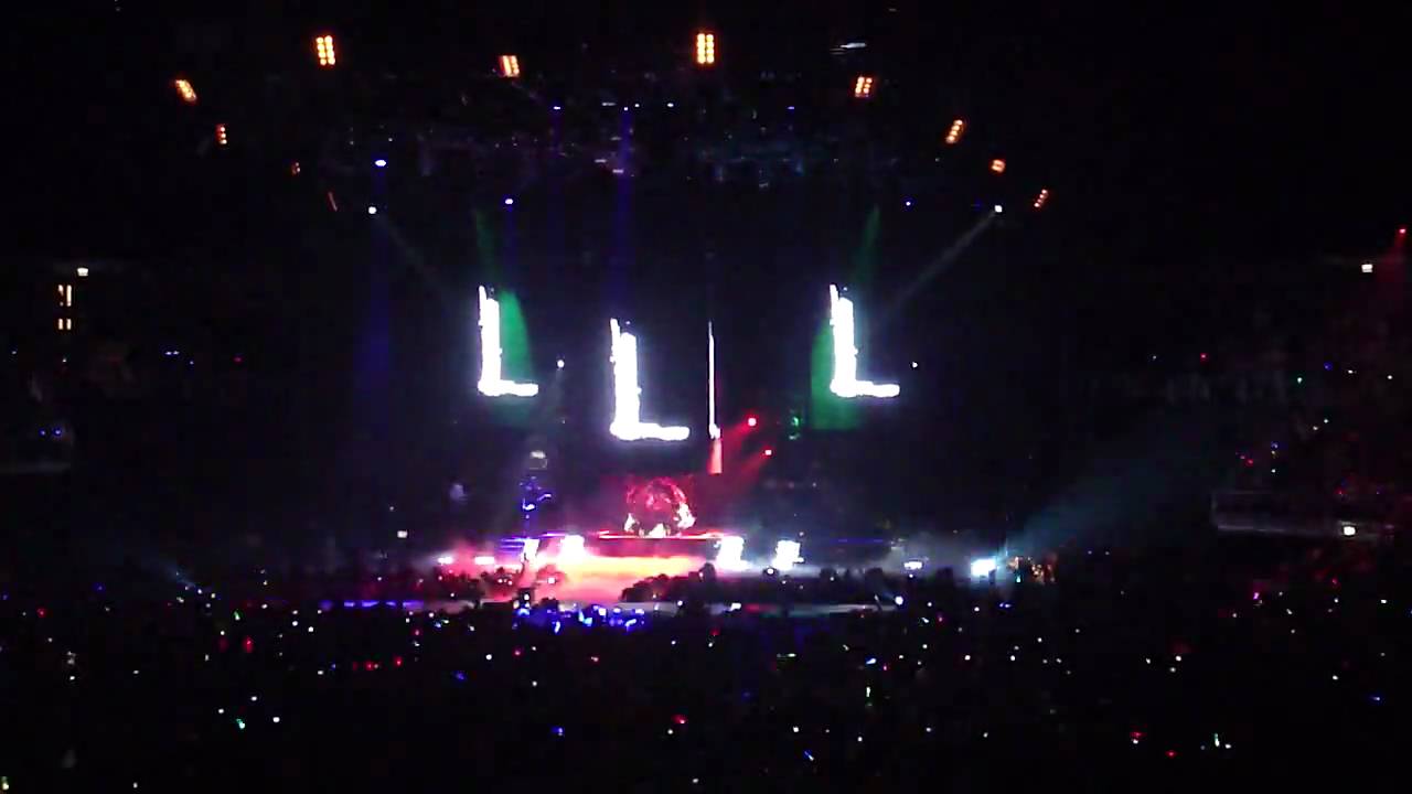 Miley cyrus live at the o2 - Fly on the wall - YouTube