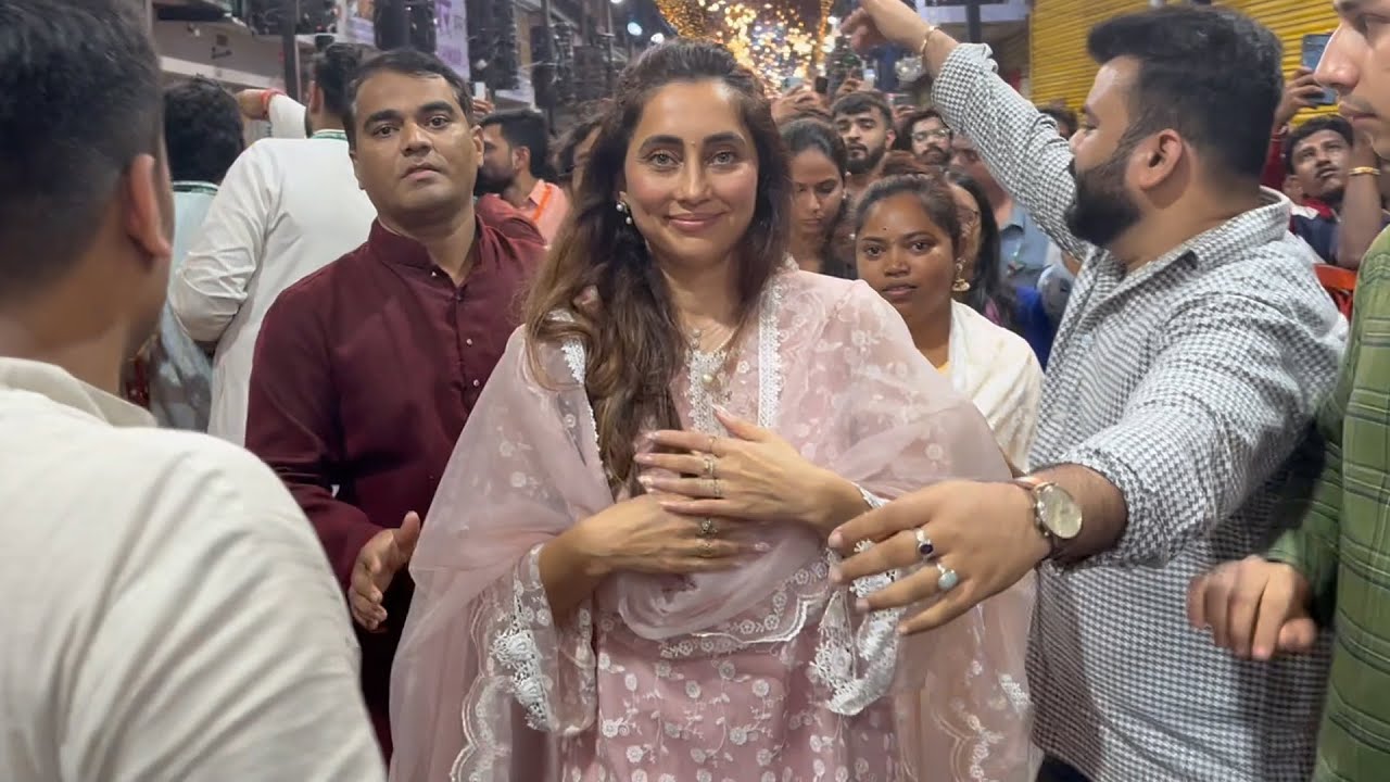 Anusha Dandekar Choudhary At Lalbaugcha Raja - YouTube
