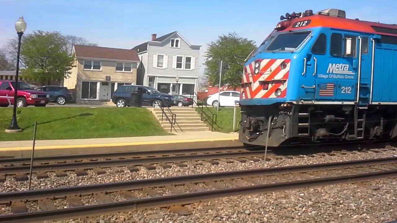 2 way meet! Metra 212 meets Amtrak 197, Westmont illinois - YouTube