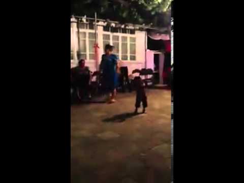 O garoto que está bêbado mostra seu desempenho