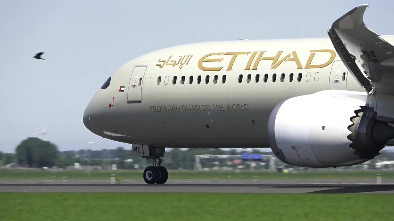ETIHAD AIRWAYS Boeing 787-10 Dreamliner Take Off At Schiphol Airport ...