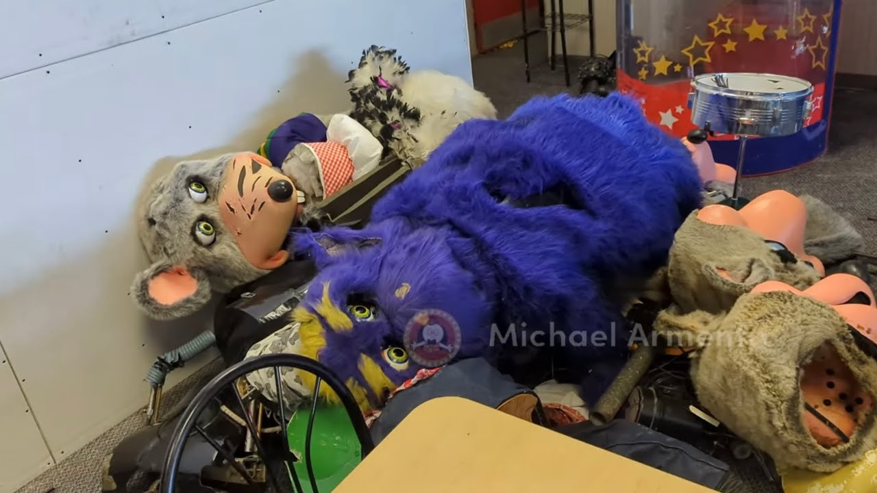 A bunch of pictures of destroyed Chuck E. Cheese animatronics - YouTube