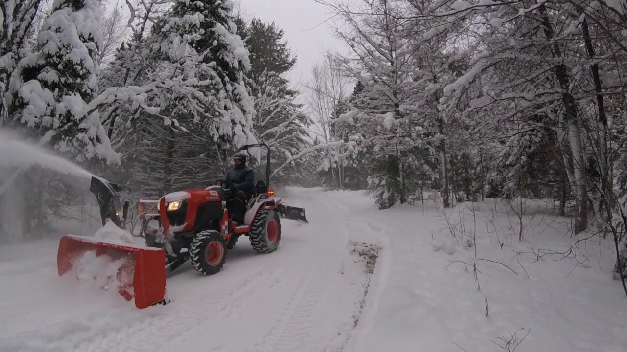 #17 Kubota B2601 Compact Tractor. B2782 Front Mount Snowblower. Just ...