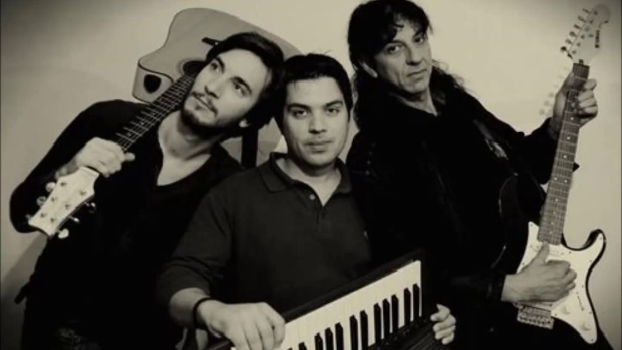3 on Rock live - ΕΜΕΝΑ ΟΙ ΦΙΛΟΙ ΜΟΥ - YouTube