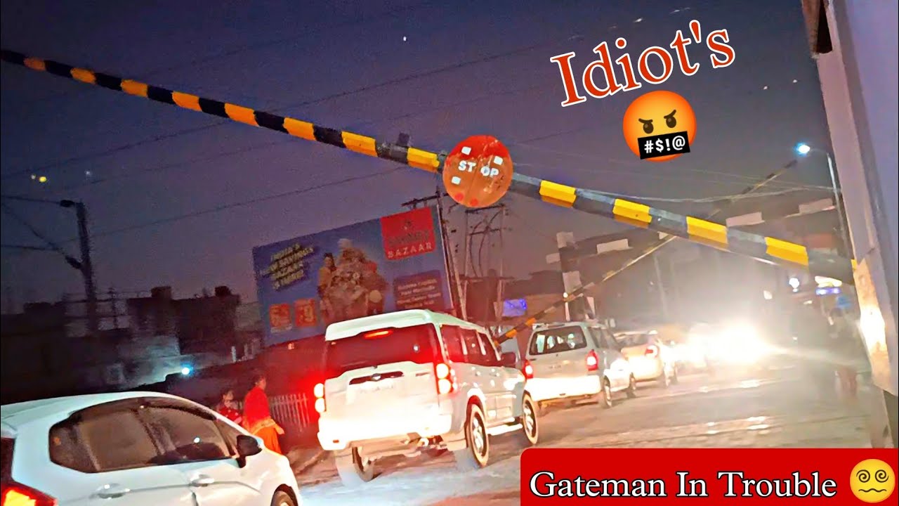 👮Gateman in Trouble Not Able To Close The Railway Gate Idiot's Still ...