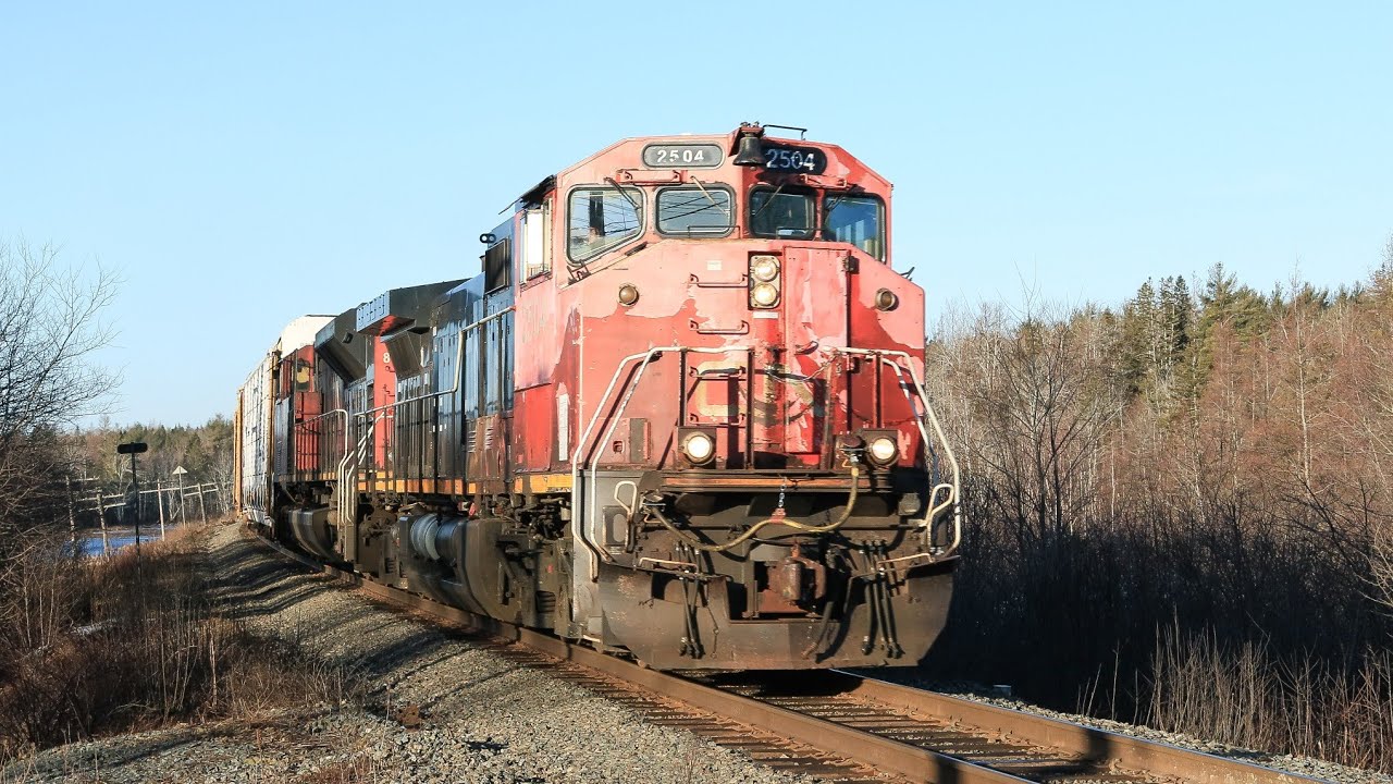 Canadian Cab Dash 9 Leads L507 Through Enfield! - YouTube