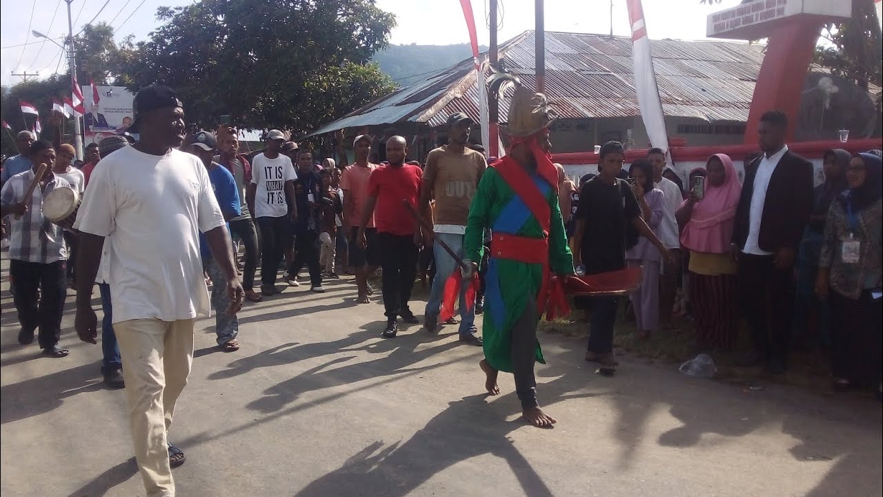 pengibaran bendera merah putih pertama di maluku tggl 27 desember desa ...