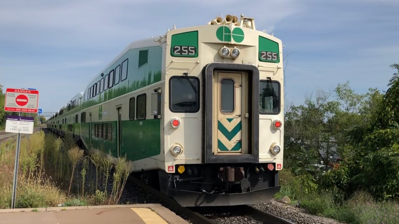 Go Train 601 with Old Cab Car 255 at Burlington Go Station September 27 ...
