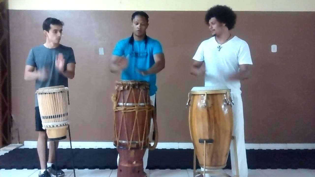 Batida de atabaque.capoeira - YouTube