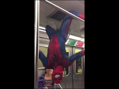 Spiderman bailando Scooby Doo Papa. Metro de Chile!!!