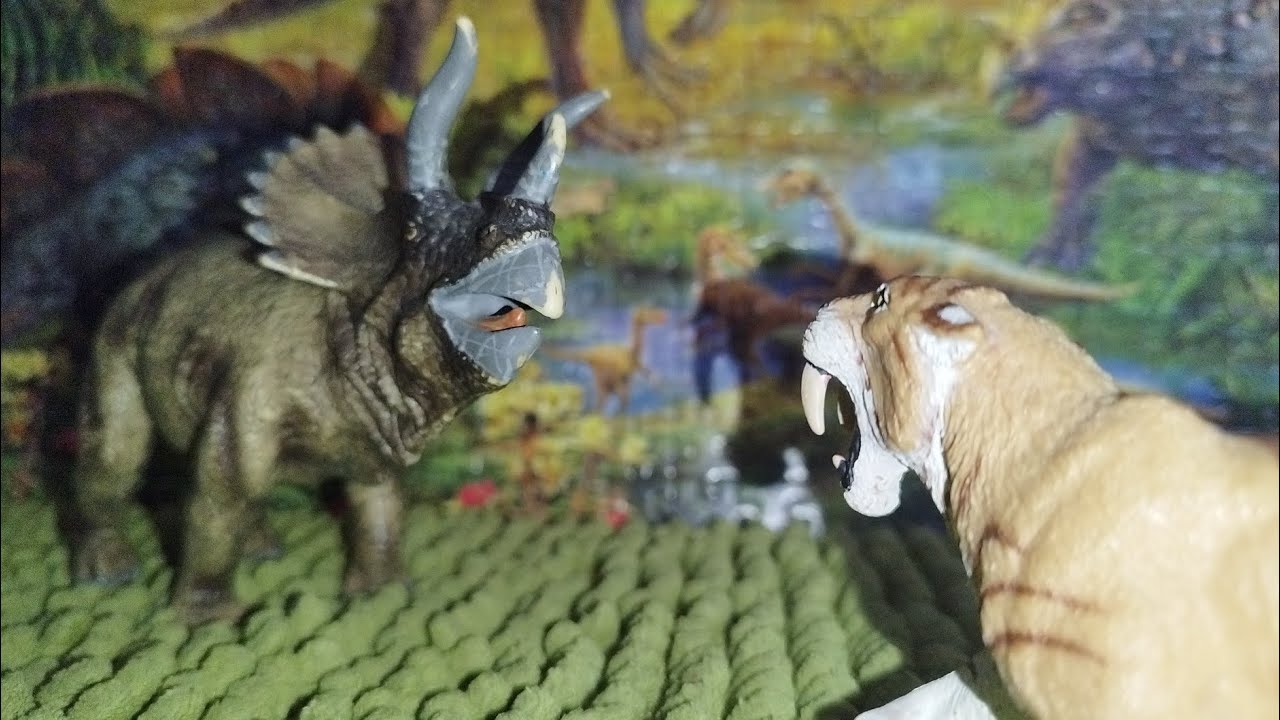 Triceratops VS Smilodon - YouTube