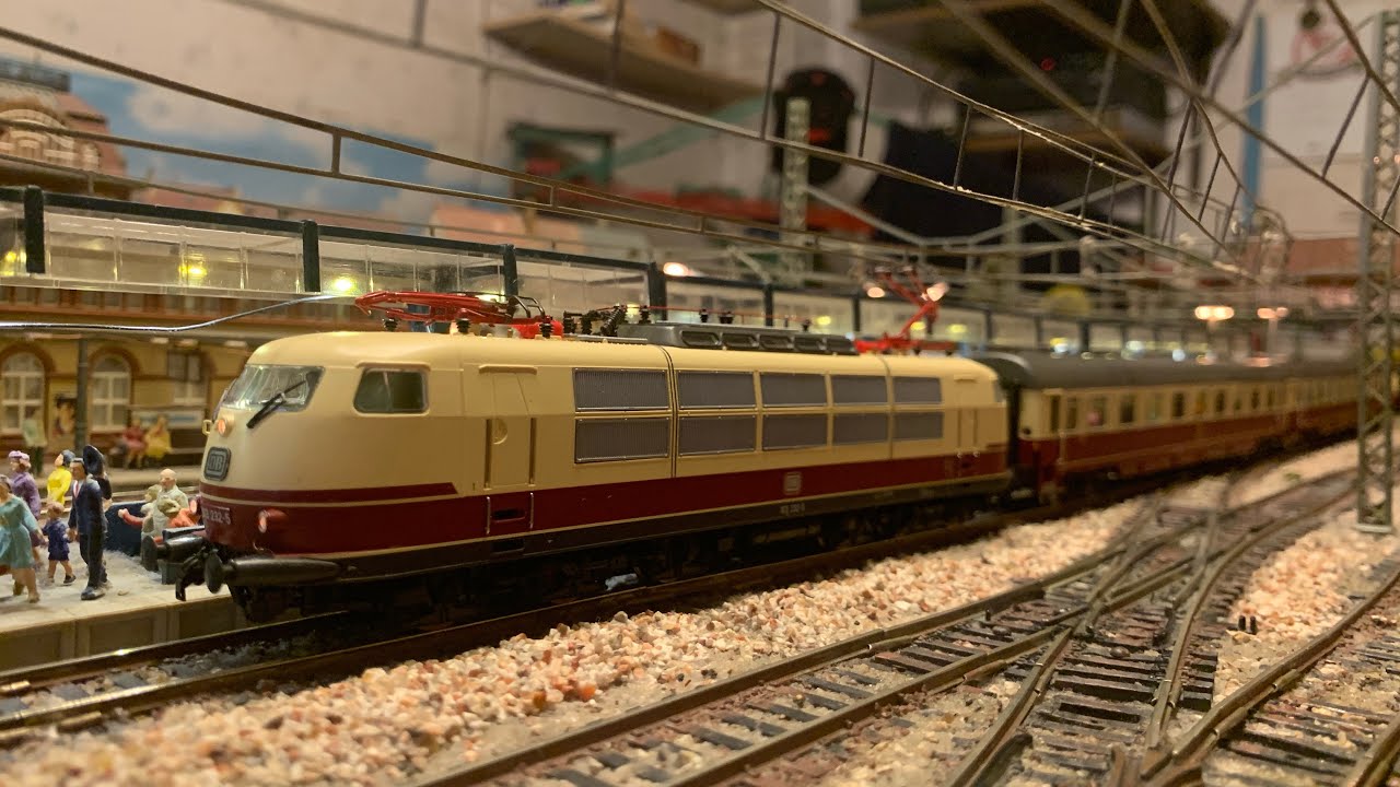 Autoreisezug D9620 Christoforus-Express im Jahr 1987 von München Ost ...