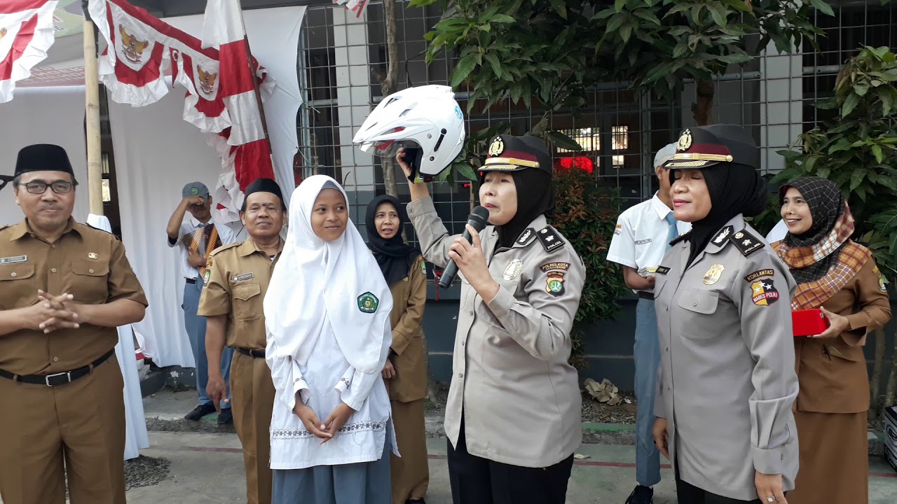 MAN 2 Kota Tangerang dapet helm gratis - YouTube